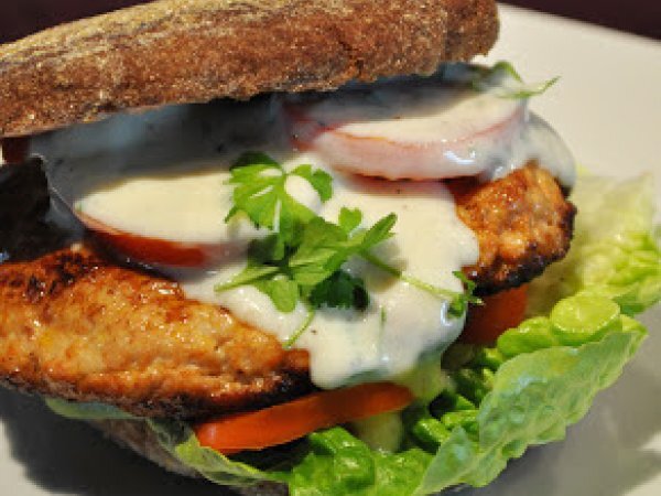 Rezept: harissa-türkei-burger mit joghurt-kresse-soße