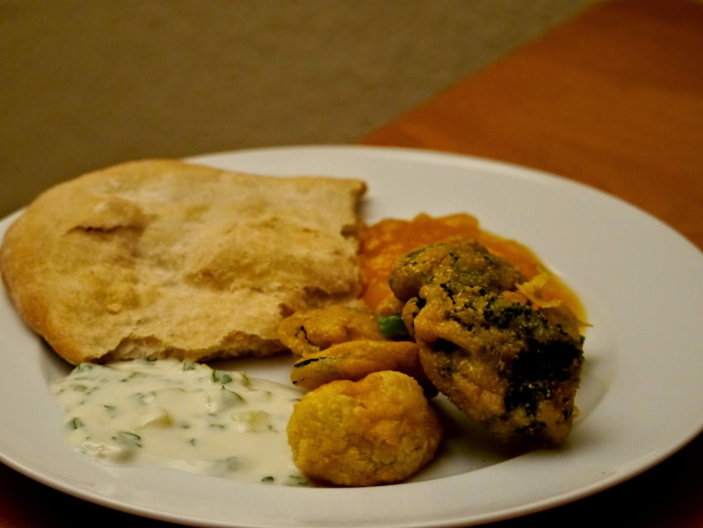 Indische gemüse-pakora rezept mit naan
