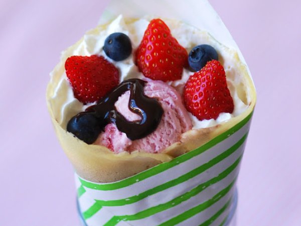 Japanese style crepe with strawberry and blueberry / イチゴブルーベリークレープ ...