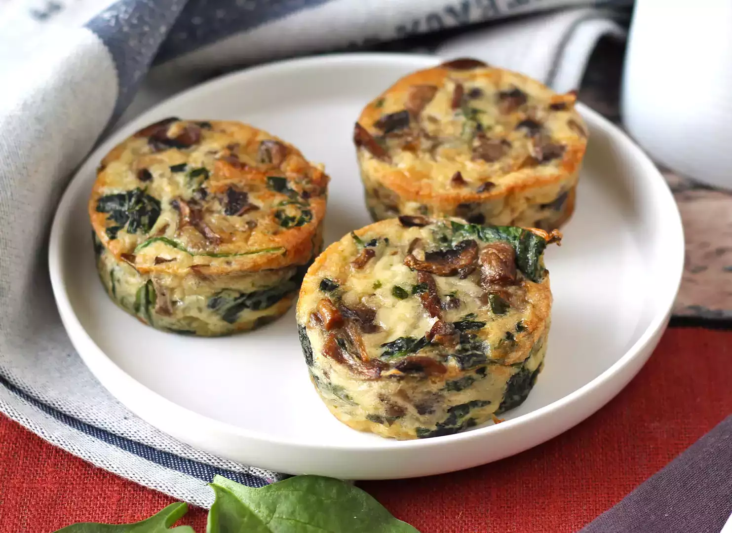 Kleine flans mit spinat und pilzen