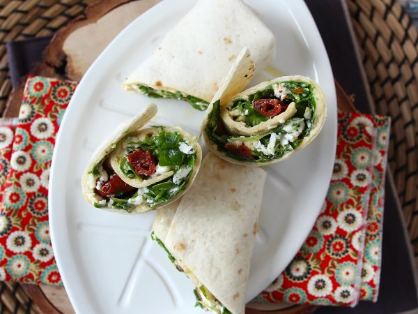Rezept für mediterranen wrap mit hummus, rucola, feta