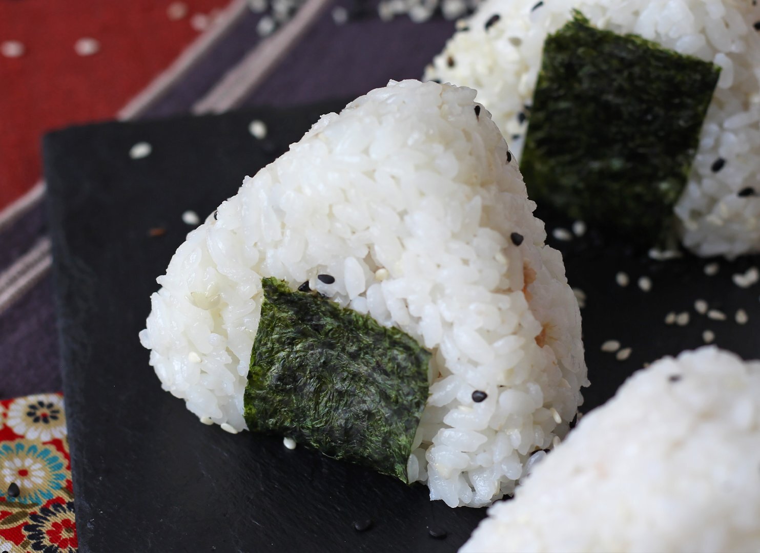 Rezept für thunfisch-onigiri: japanische reisdreiecke