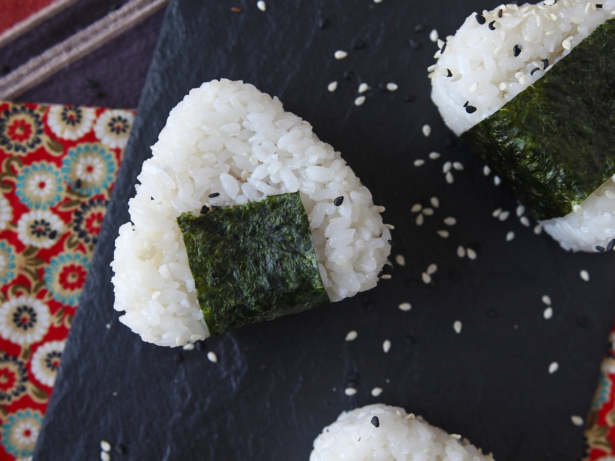 Rezept für thunfisch-onigiri: japanische reisdreiecke