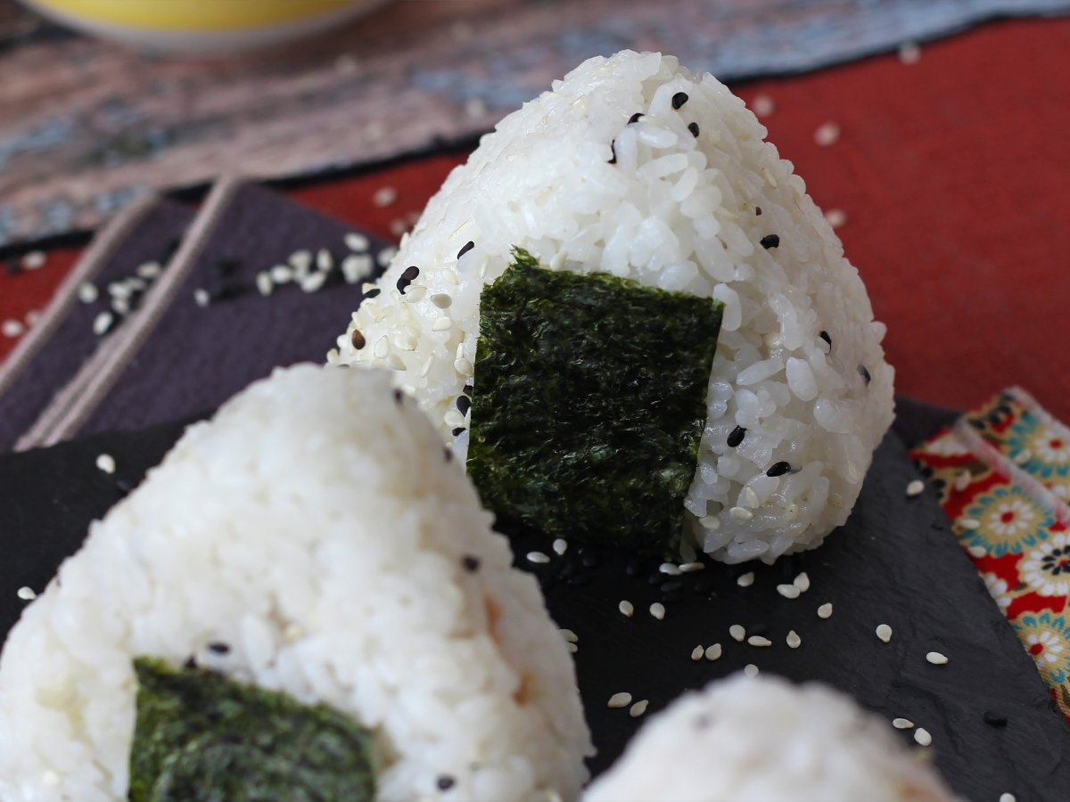 Rezept für thunfisch-onigiri: japanische reisdreiecke