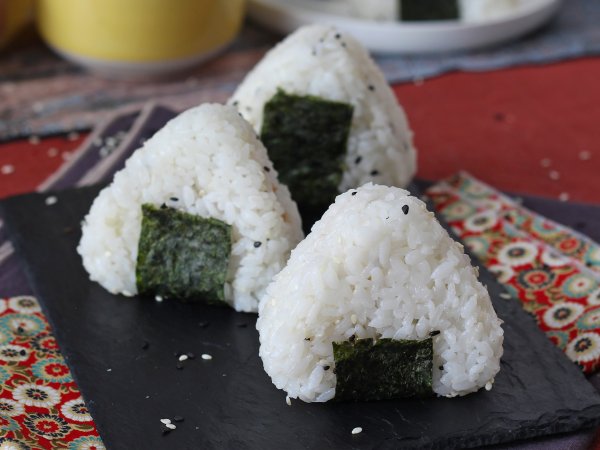 Rezept für thunfisch-onigiri: japanische reisdreiecke