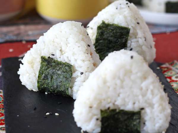 Rezept für thunfisch-onigiri: japanische reisdreiecke
