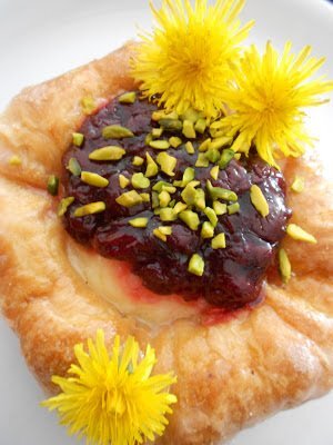 Plunder mit vanille ~ quark ~ pudding, kirschen & pistazien