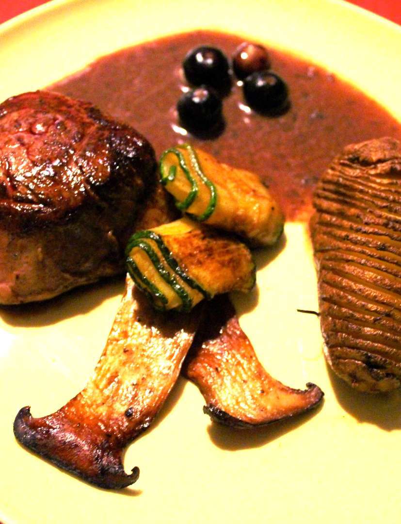 Rinderfilet auf heidelbeer-balsamico-soße mit ofenkartoffeln