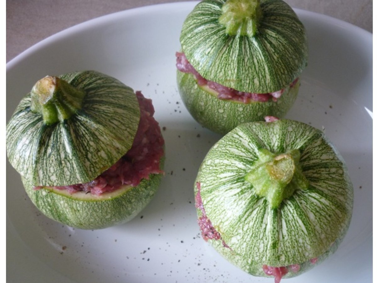 Rezept: gefüllte runde zucchini mit würzigem lammhack
