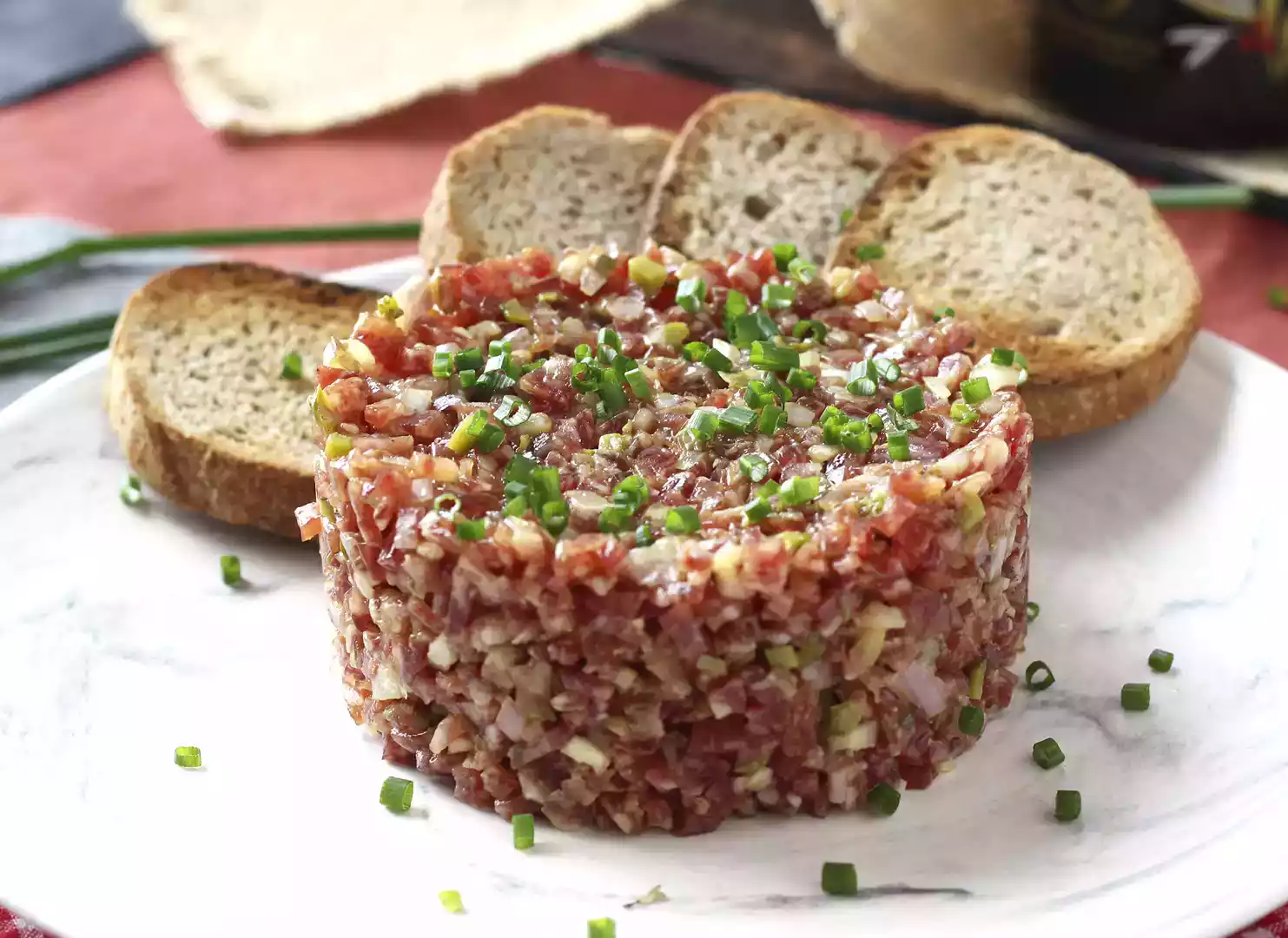 Tartar de fuet: eine express-version des klassischen steak-tartars
