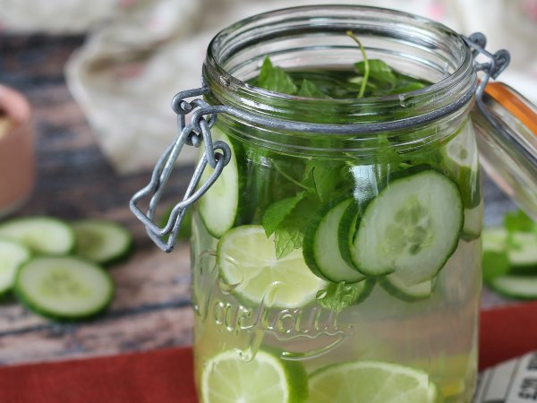 Wasser mit gurken-, limetten-, minze- und ingwer-geschmack - Rezept ...